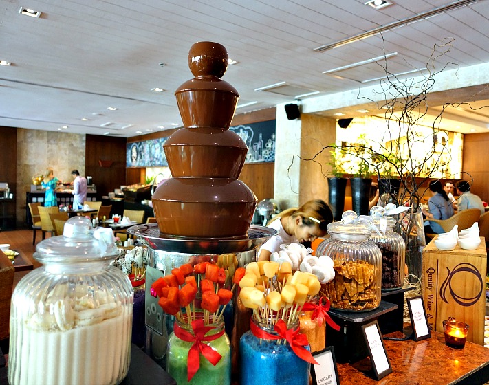 SUNDAY BRUNCH at SAILS RESTAURANT, Hilton Phuket Arcadia Resort & Spa ...